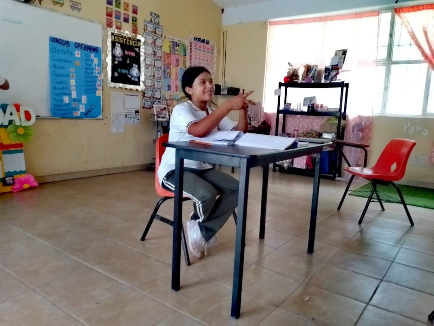 Jaqui Simón, la única egresada de una telesecundaria en comunidad de ...